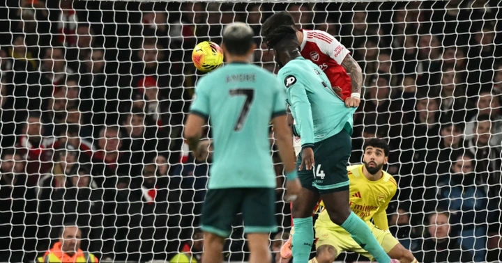Arsenal thắng nhờ hai bàn phản lưới ở Ngoại hạng Anh
