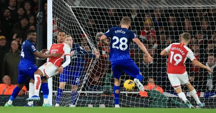 Arsenal thất thủ trên sân nhà, mất luôn ngôi đầu bảng Ngoại hạng Anh