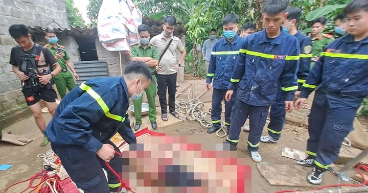 Cảnh sát đưa nạn nhân bị ngã xuống giếng hẹp lên