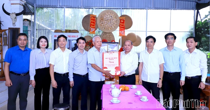 Đồng chí Bùi Đức Hinh - Phó Bí thư Tỉnh ủy, Chủ tịch Uỷ ban MTTQ tỉnh ...