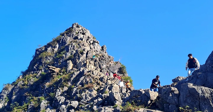 Du lịch “Miền đá nở hoa”