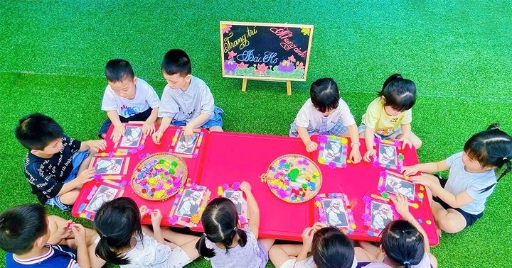 Hoạt động “trang trí khung ảnh Bác Hồ”