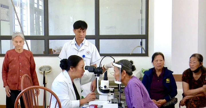 Tổ chức khám mắt miễn phí cho người dân xã Bình Phú